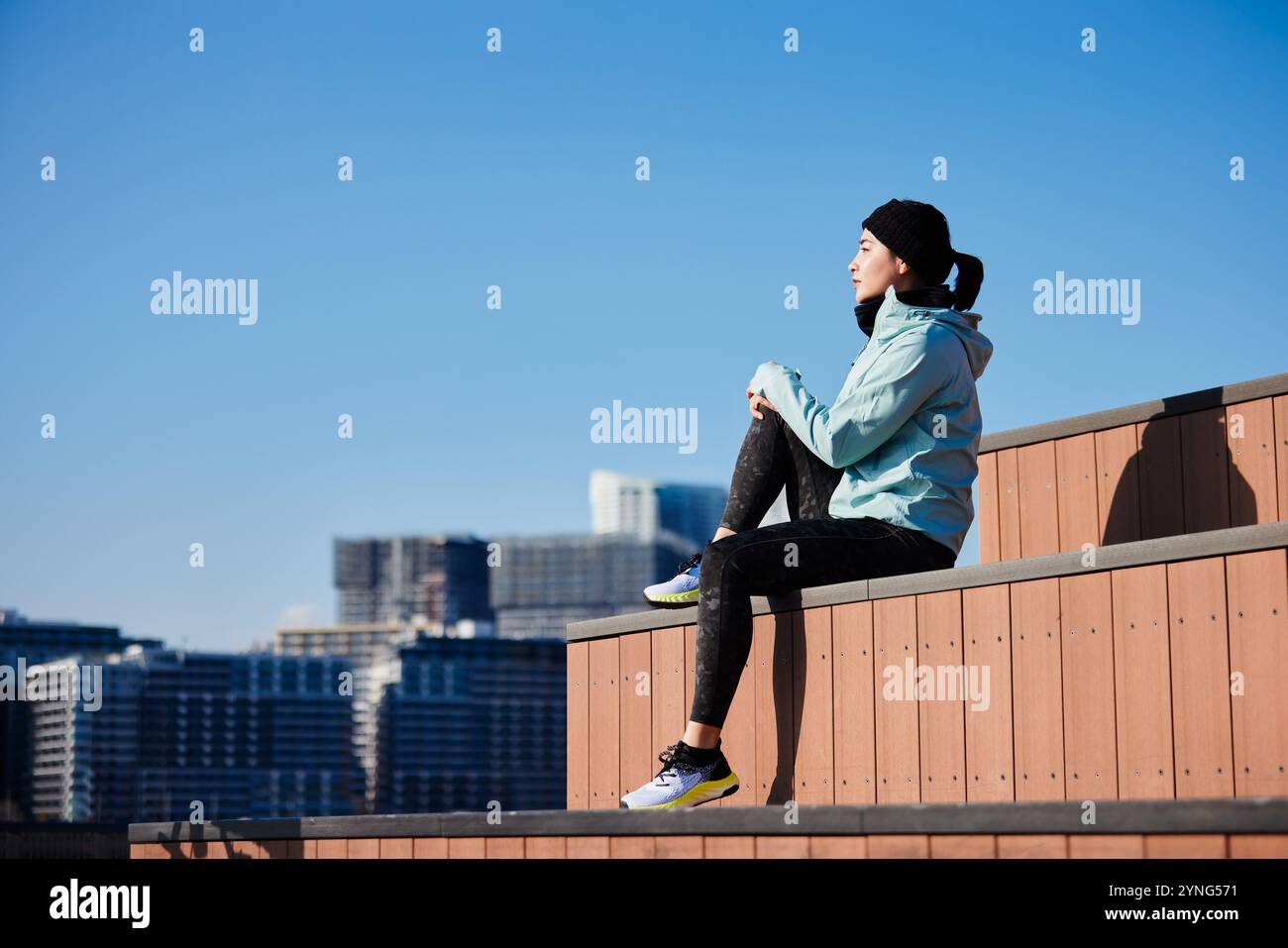 Thinking city woman training hi-res stock photography and images - Alamy