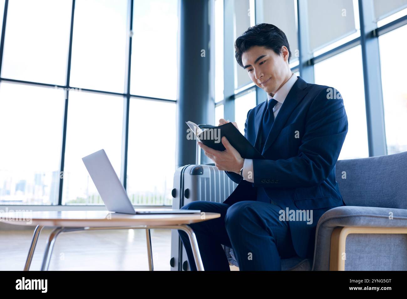 Young Japanese businessman at the airport Stock Photo - Alamy