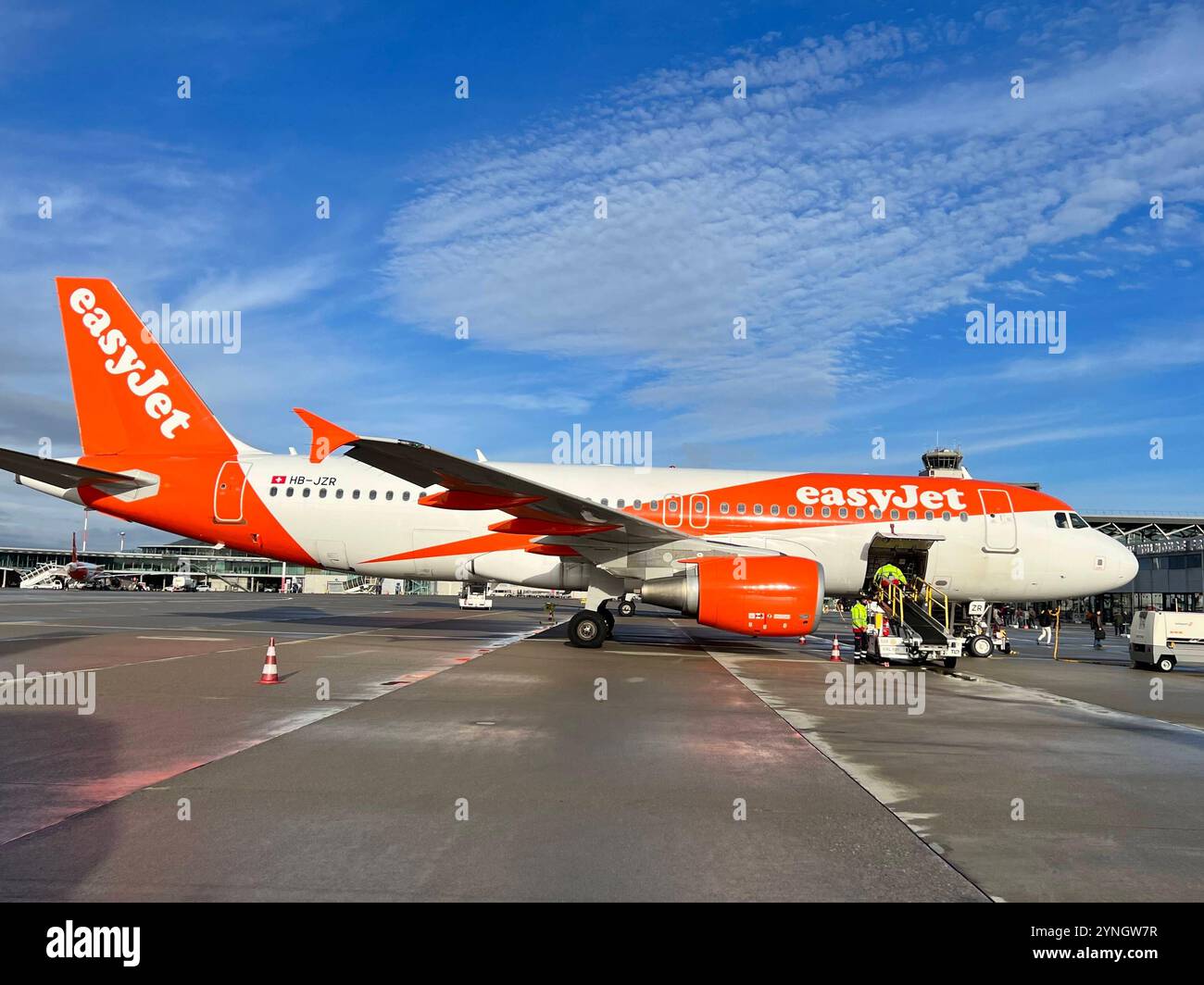 Billigfluggesellschaft EasyJet Symbolbild für: Flugzeug, Maschine ...
