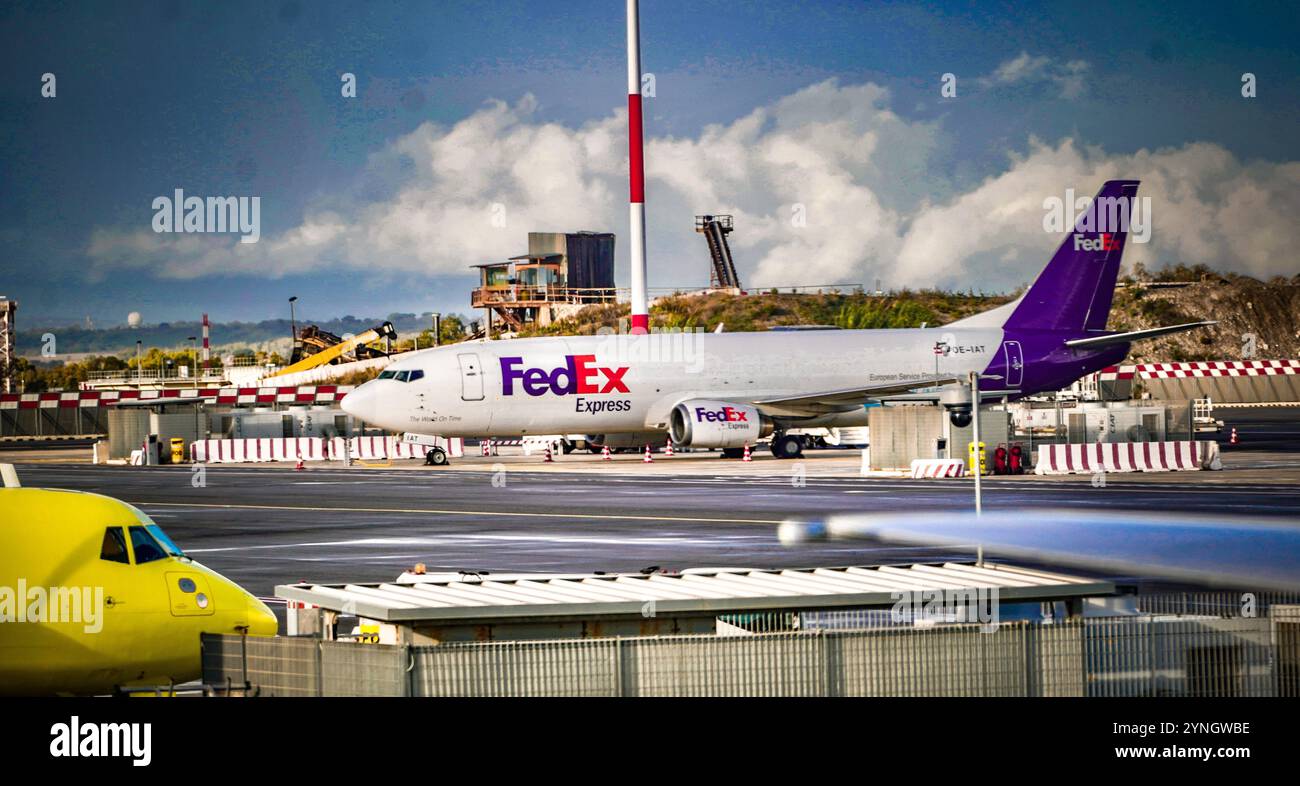 FedEx Express Cargo Flieger Symbolbild für: Flugzeug, Maschine ...