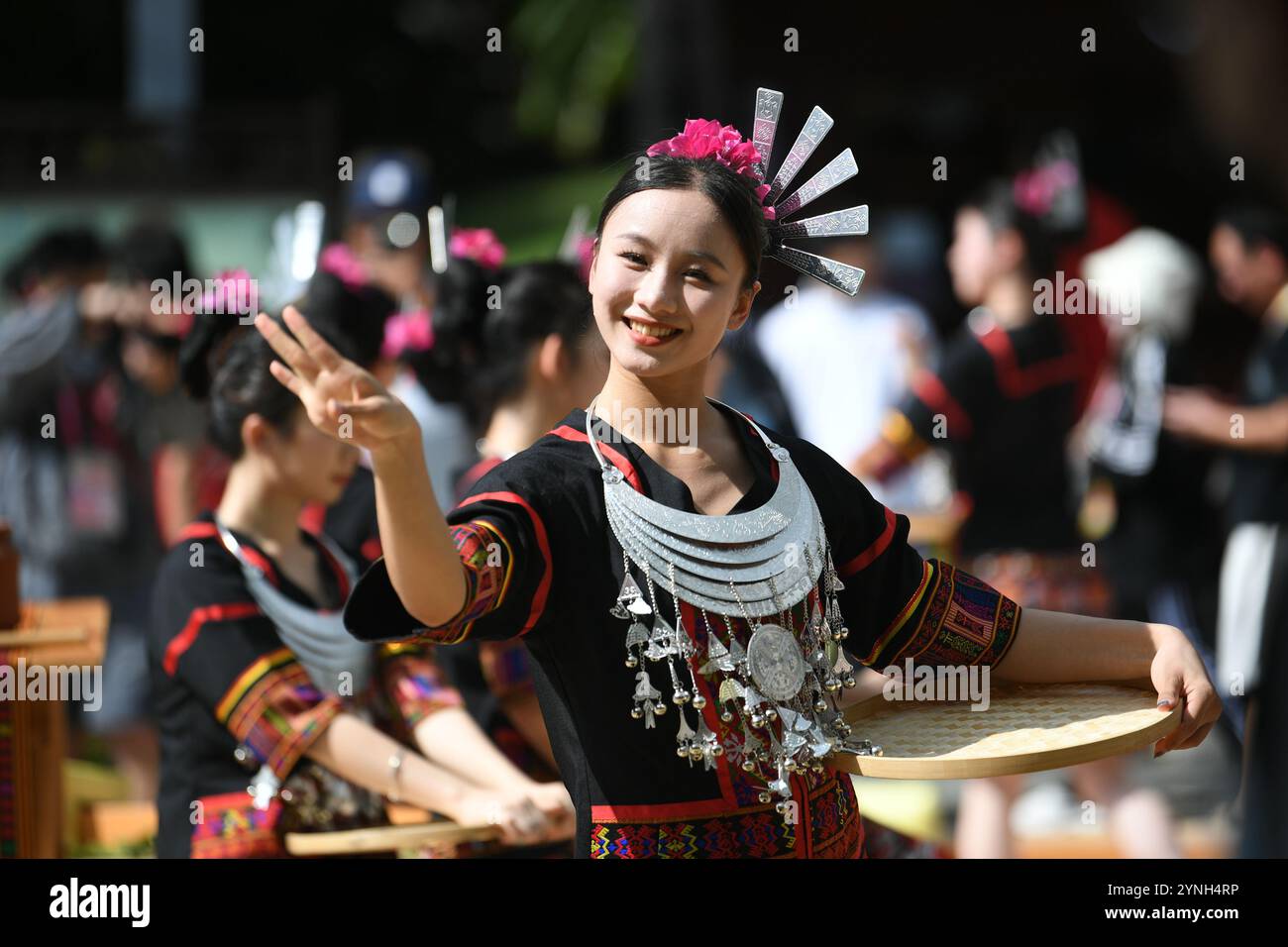 (241126) -- SANYA, Nov. 26, 2024 (Xinhua) -- An artist performs during ...