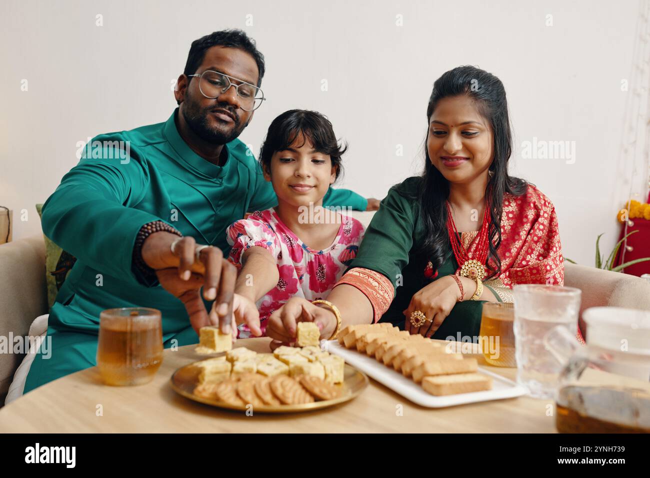 Family enjoying meal at home hi-res stock photography and images - Alamy