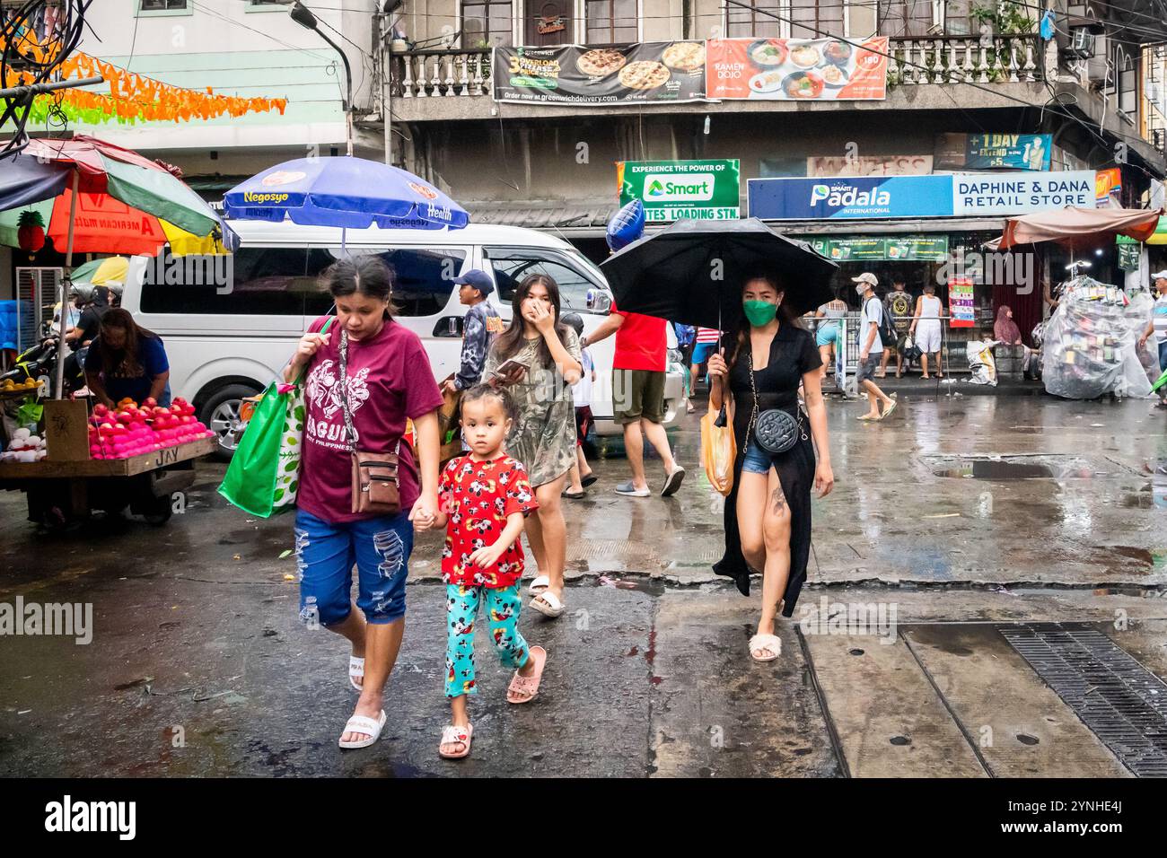 A typical busy street scene in the Tondo district of Metro Manila, The Philippines Stock Photo ...