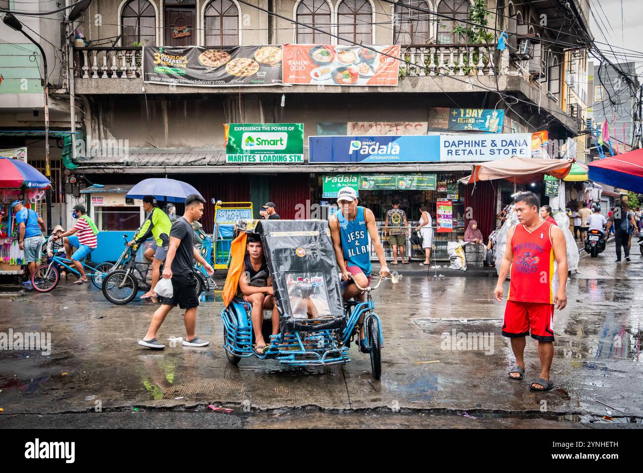 A typical busy street scene in the Tondo district of Metro Manila, The Philippines Stock Photo ...