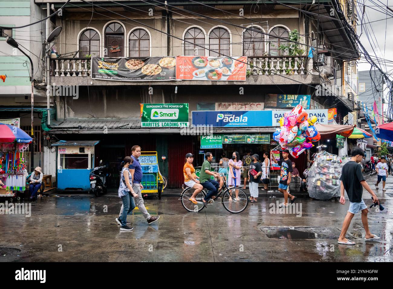 A typical busy street scene in the Tondo district of Metro Manila, The Philippines Stock Photo ...