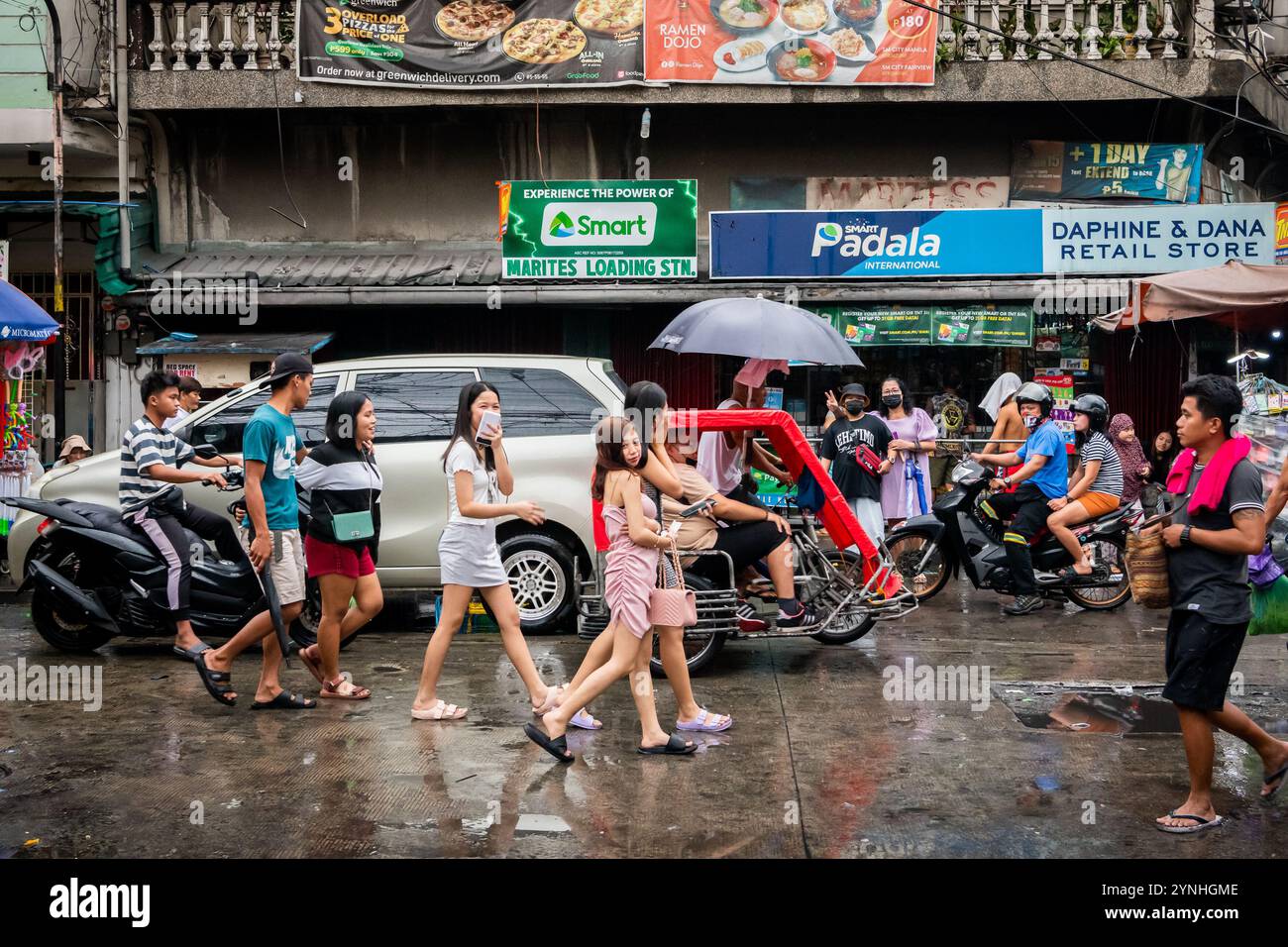 A typical busy street scene in the Tondo district of Metro Manila, The Philippines Stock Photo ...