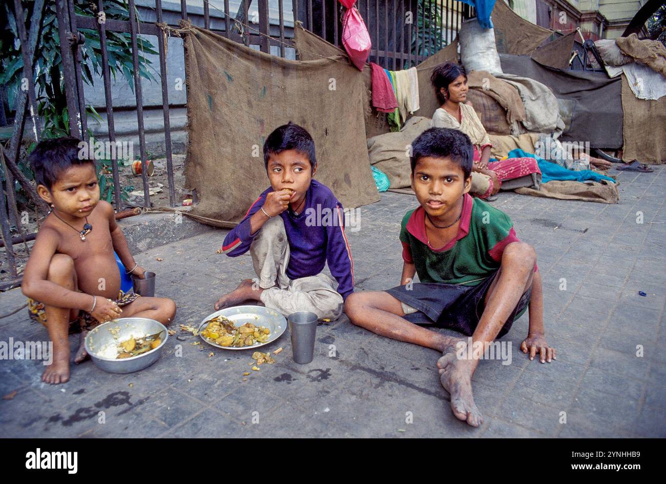 India, Calcutta, homeless children live with their family on the street ...