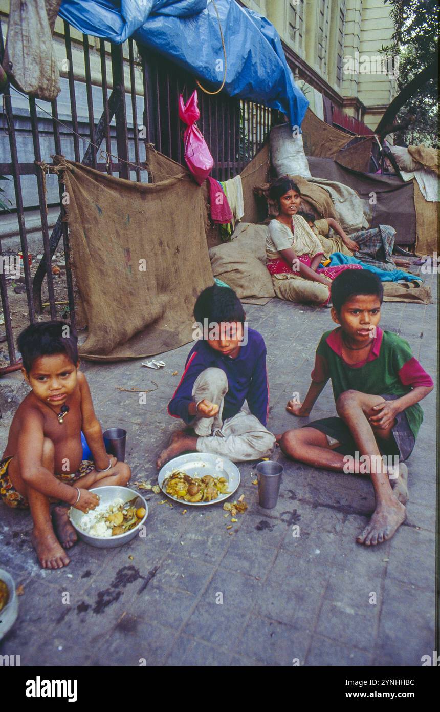 India, Calcutta, homeless children live with their family on the street ...