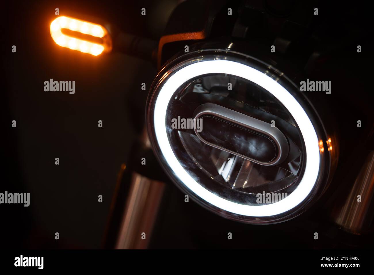 Motorcycle with round headlight hi-res stock photography and images - Alamy