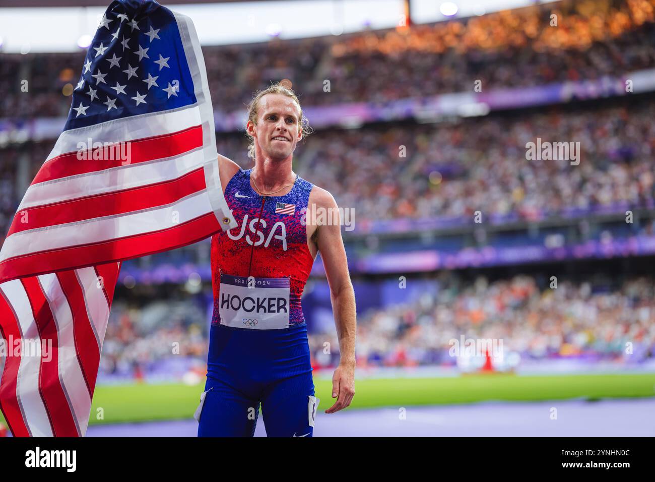 Cole Hocker celebrating her medal with her country's flag at the Paris ...