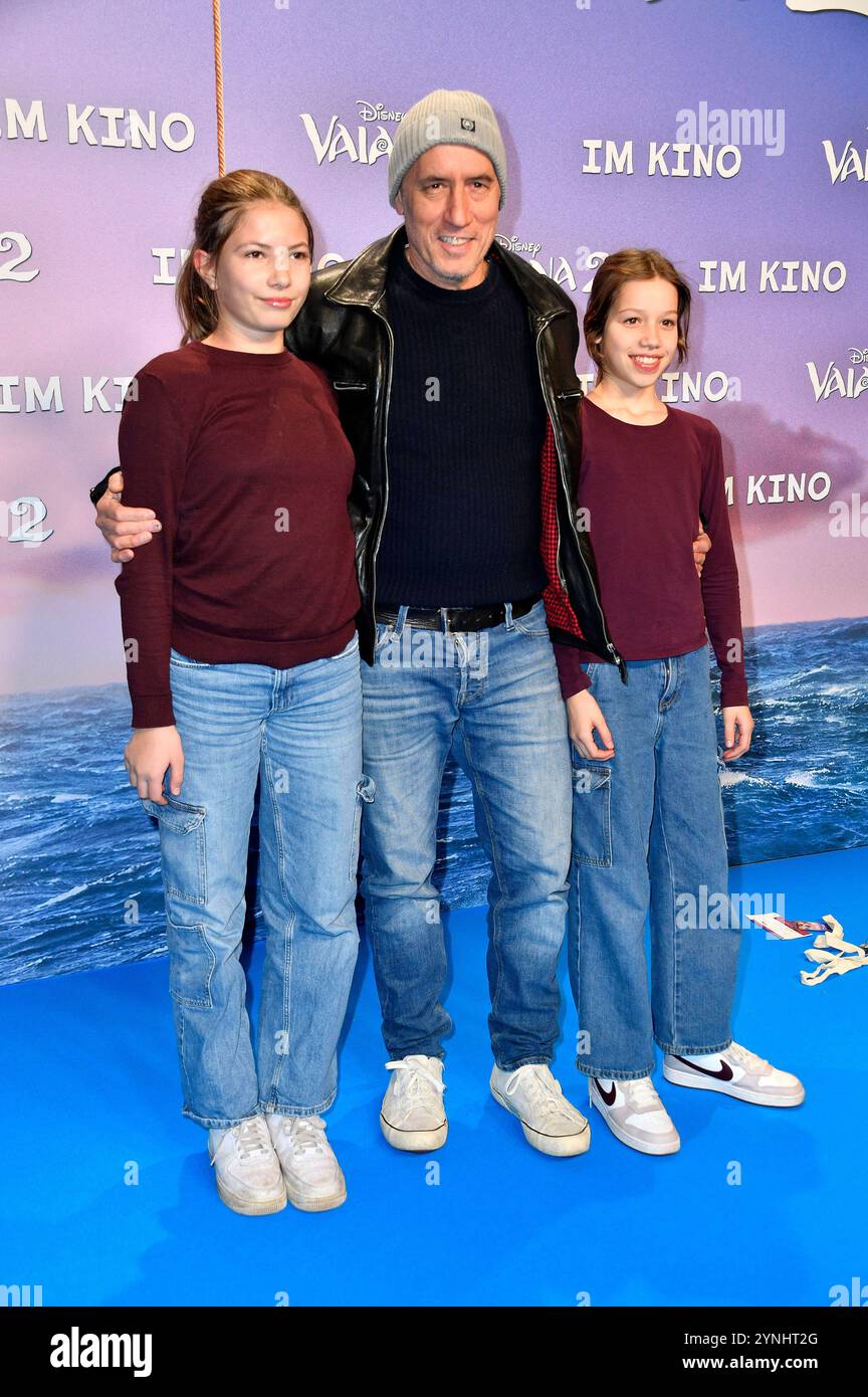 Ralph Herforth mit Tochter Mascha Marie und Gast bei der Premiere des ...