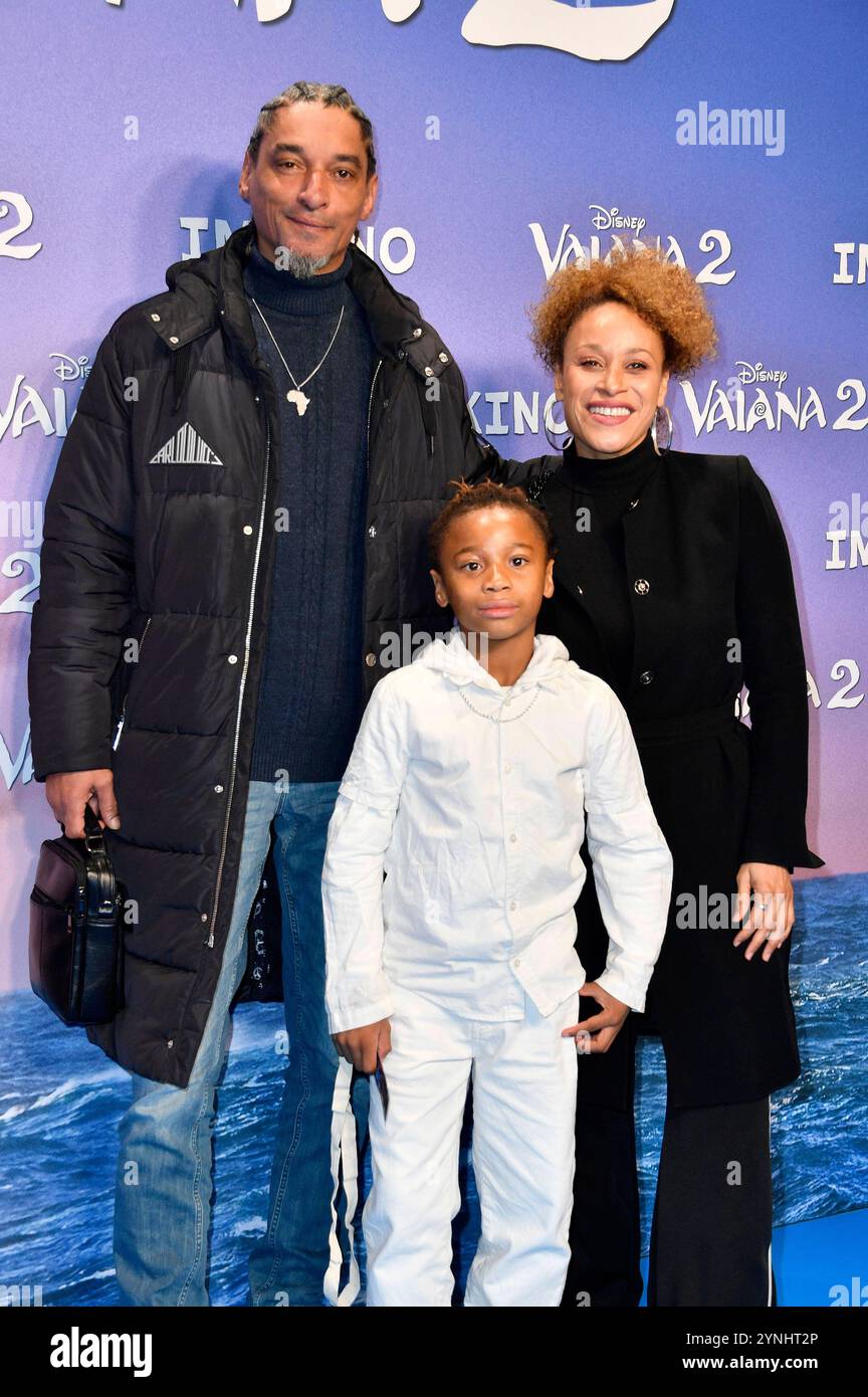 Daniel Klare und Janice Hofmann mit Kind bei der Premiere des ...