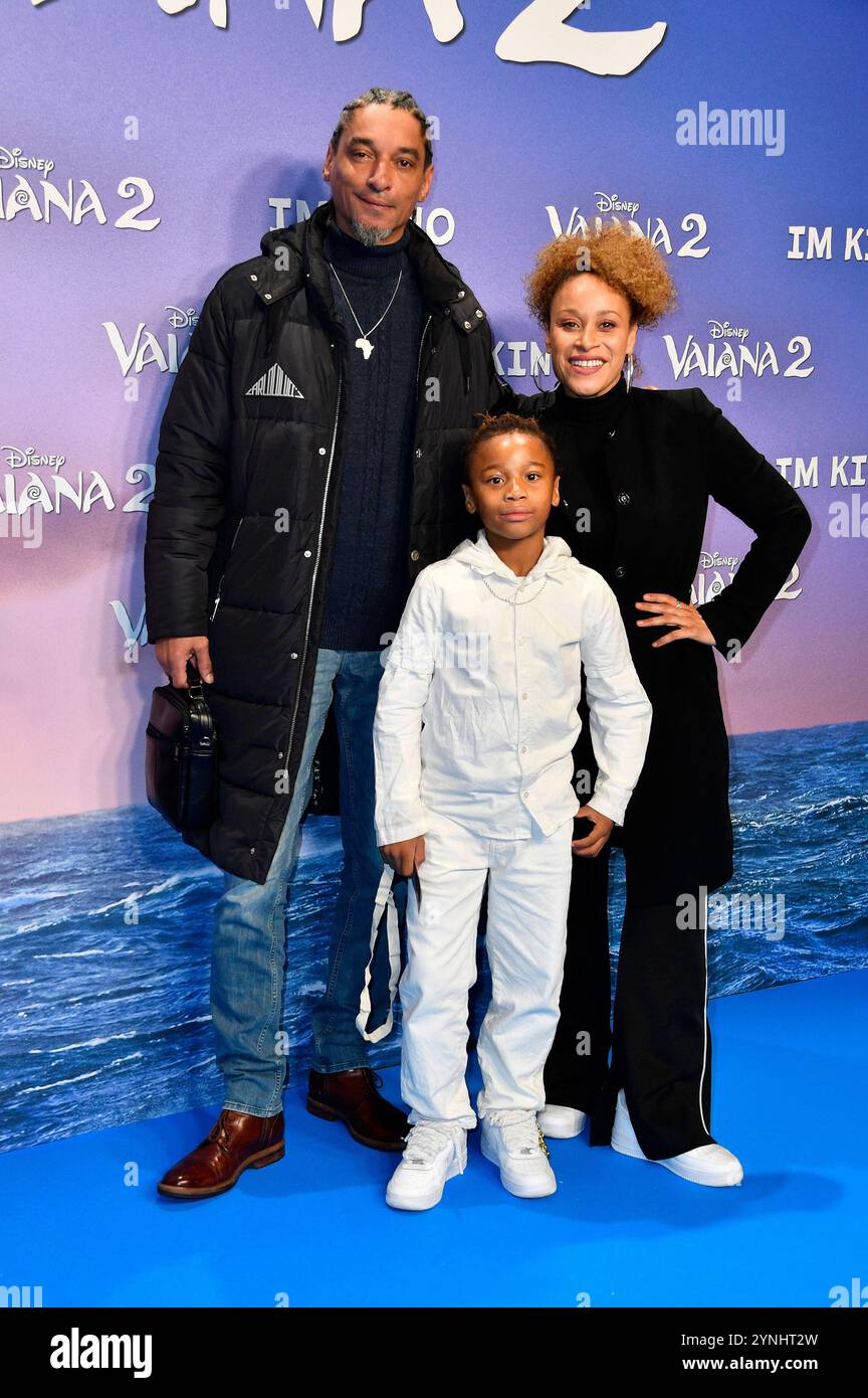 Daniel Klare und Janice Hofmann mit Kind bei der Premiere des ...