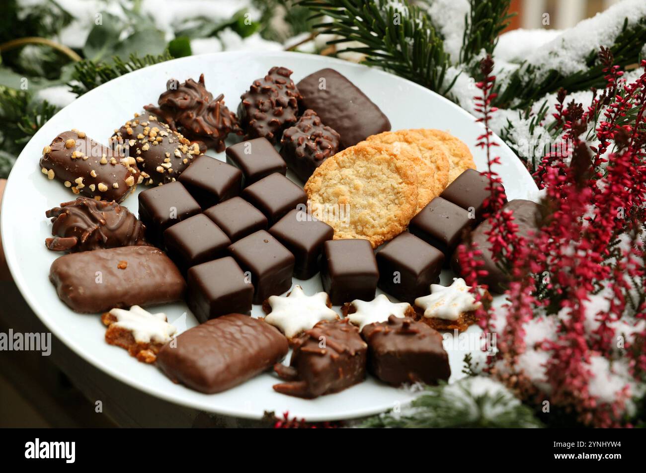 Bunter teller bunte teller hi-res stock photography and images - Alamy