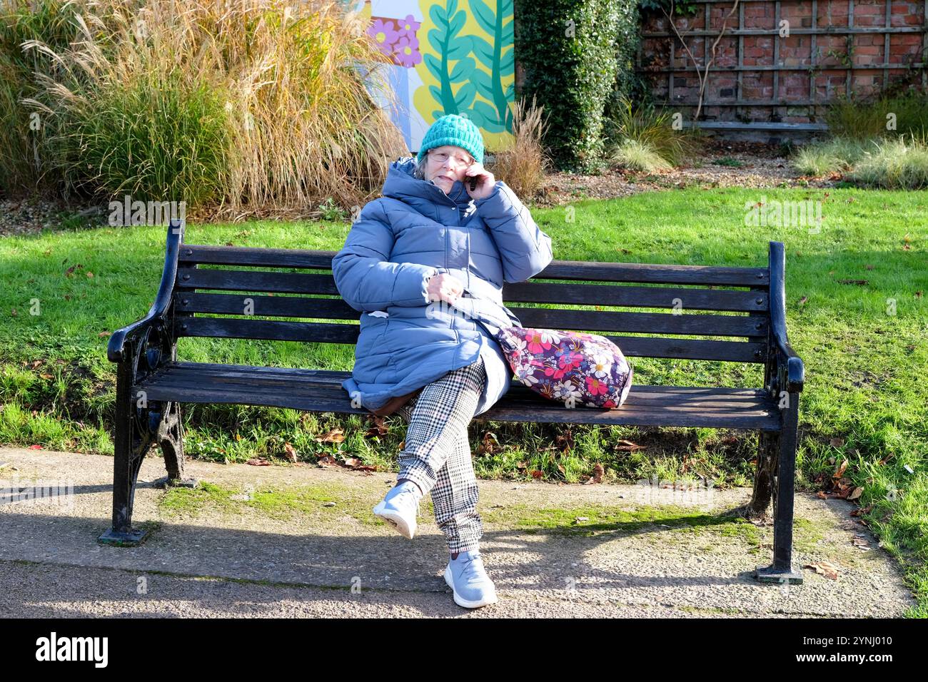 Talking on a bench hi-res stock photography and images - Alamy