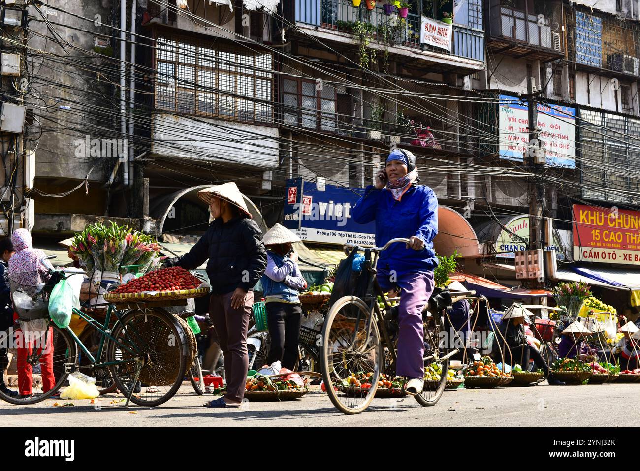Bustling market scene hi-res stock photography and images - Alamy