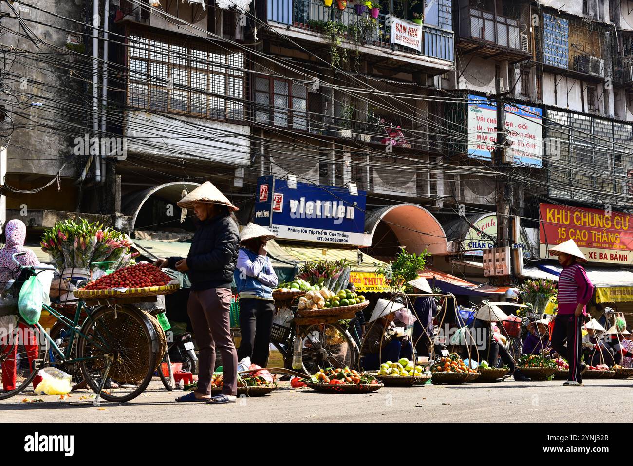 Bustling market scene hi-res stock photography and images - Alamy