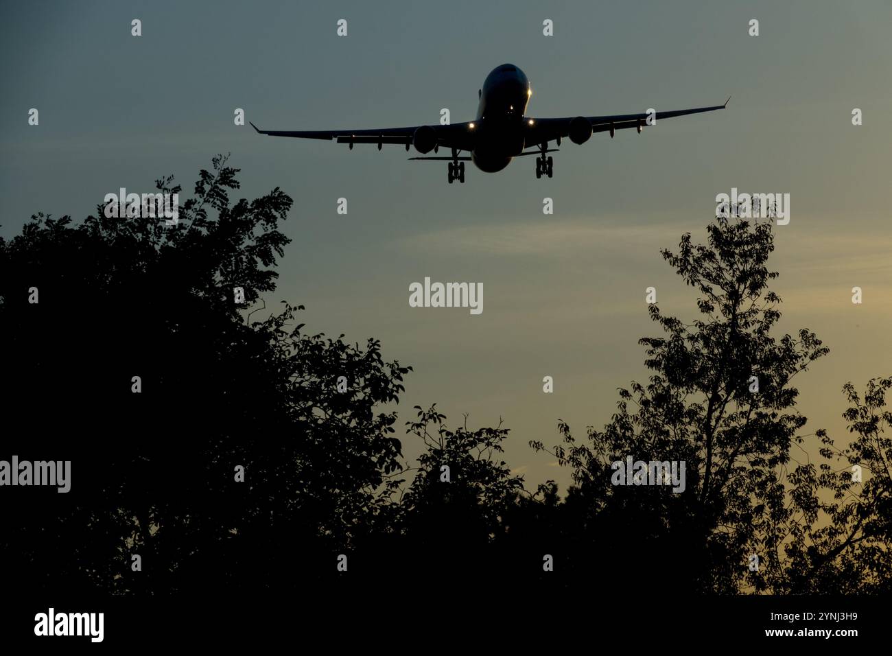 Plane Aircraft Landing Airplane Approaching Aeroplane Jetliner Passenger Jet Airliner Approach ...