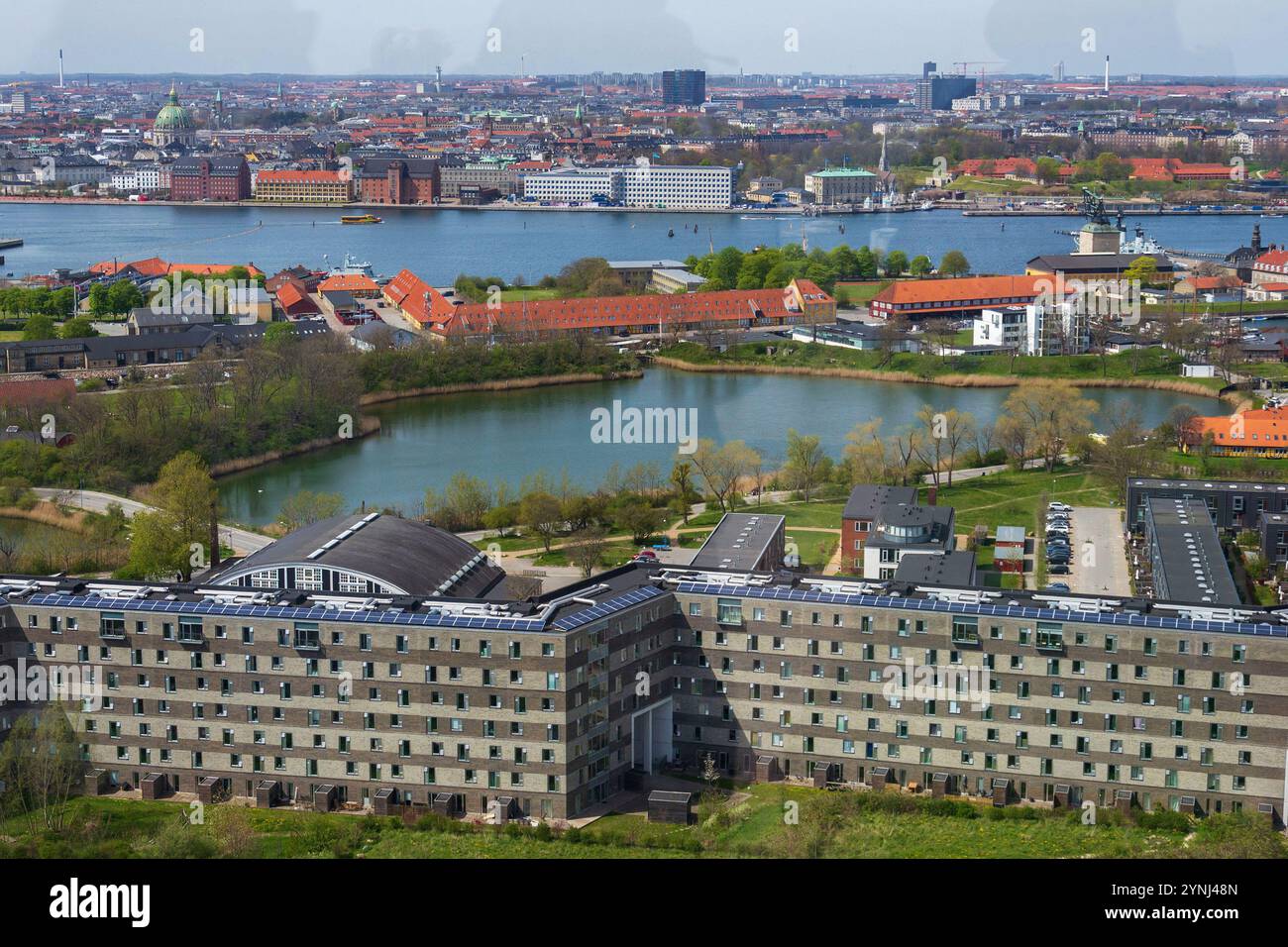 Boat on canal city skyline hi-res stock photography and images - Alamy