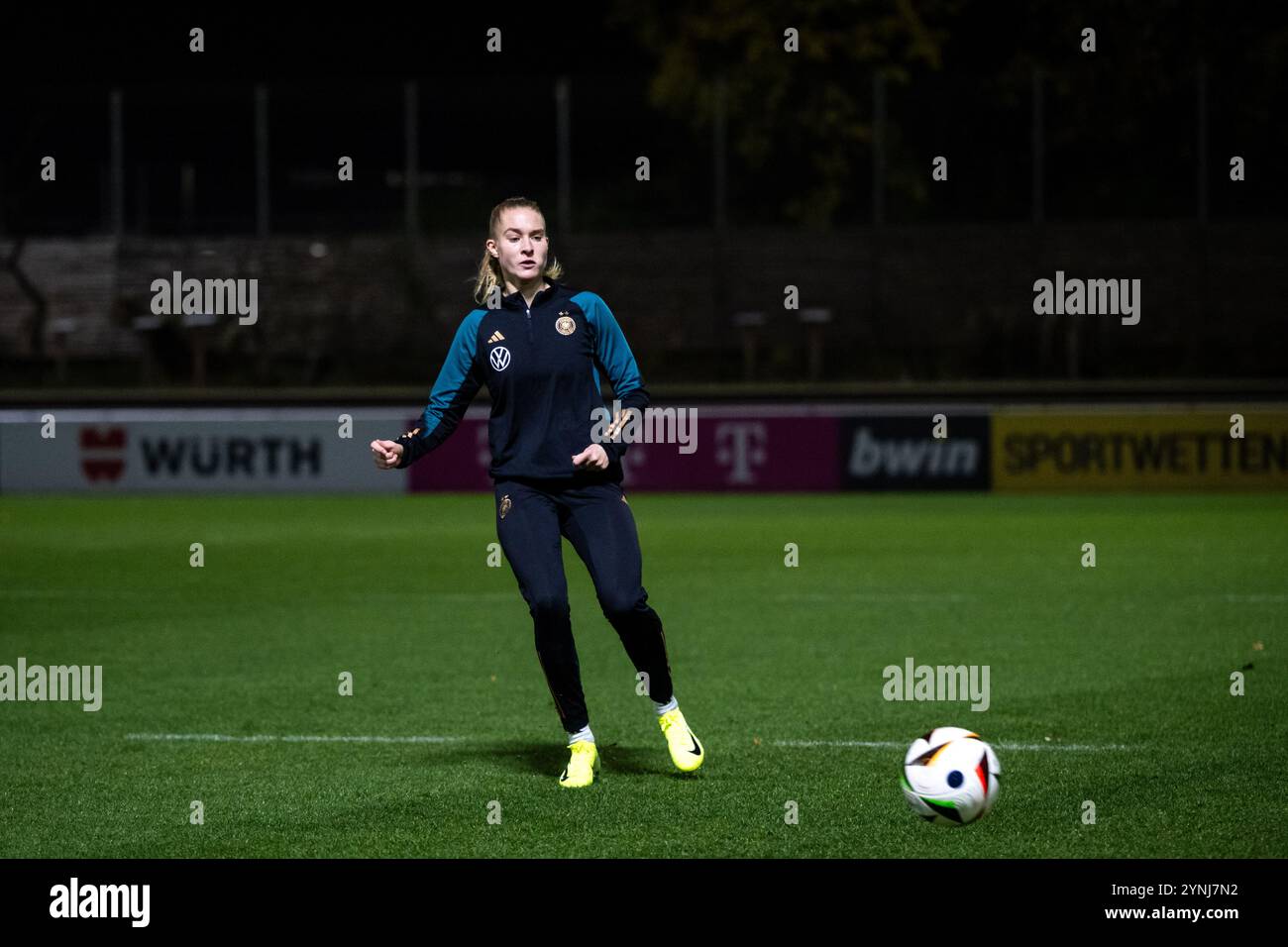 Janina Minge (Deutschland, #06) am Ball, GER, Training DFB Frauen ...
