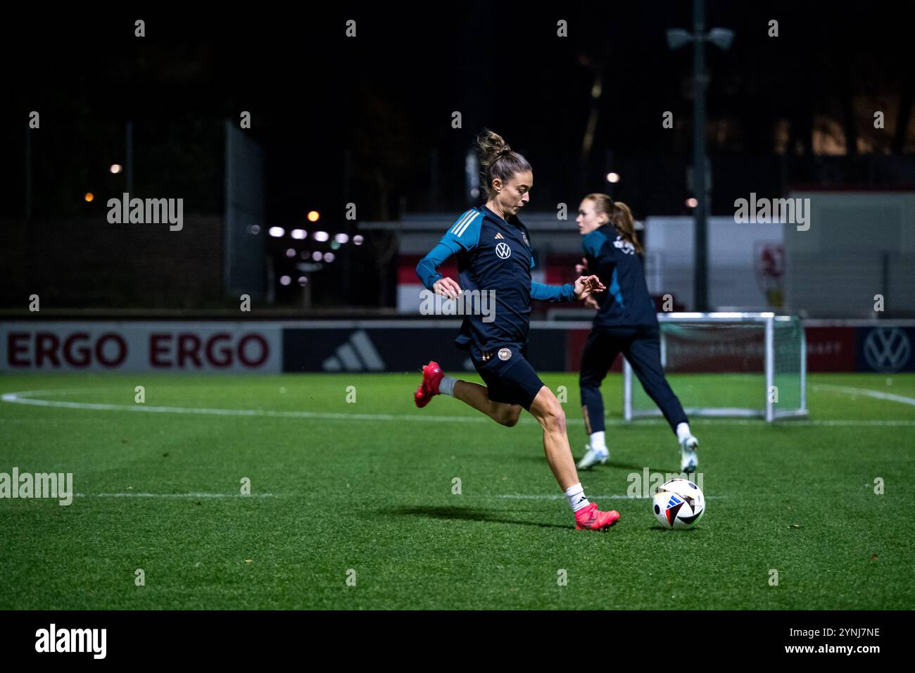 Felicitas Rauch (Deutschland, #17) am Ball, GER, Training DFB Frauen ...