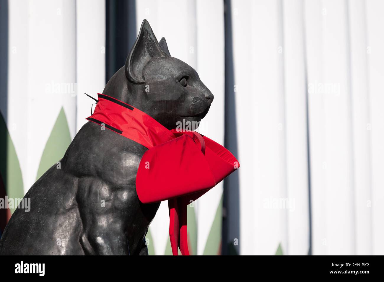 London, UK. 26 November, 2024. Two large sculptures of cats guarding ...