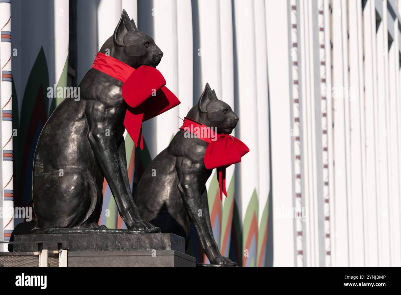 London, UK. 26 November, 2024. Two large sculptures of cats guarding ...