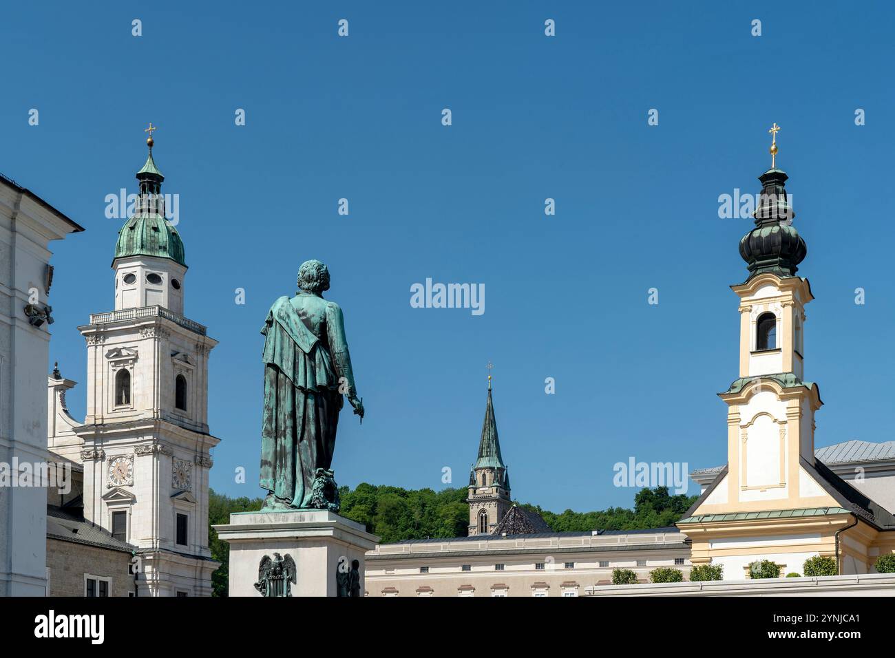 Statue Wolfgang Amadeus Mozart auf dem Mozartplatz in Salzburg ...
