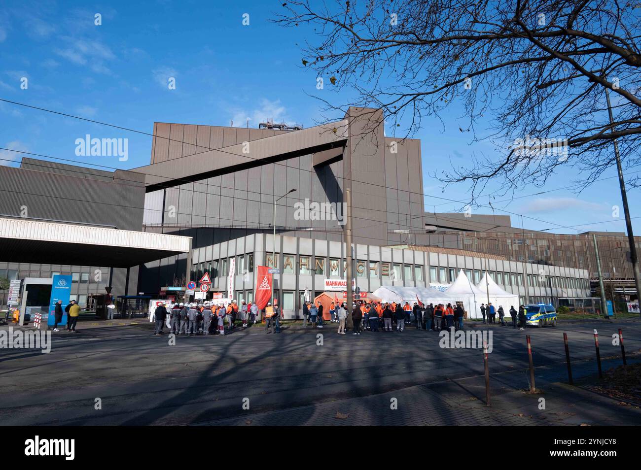 Mahnwache der Stahlarbeiter vor dem Werkstor, Tor 1, ThyssenKrupp Steel ...