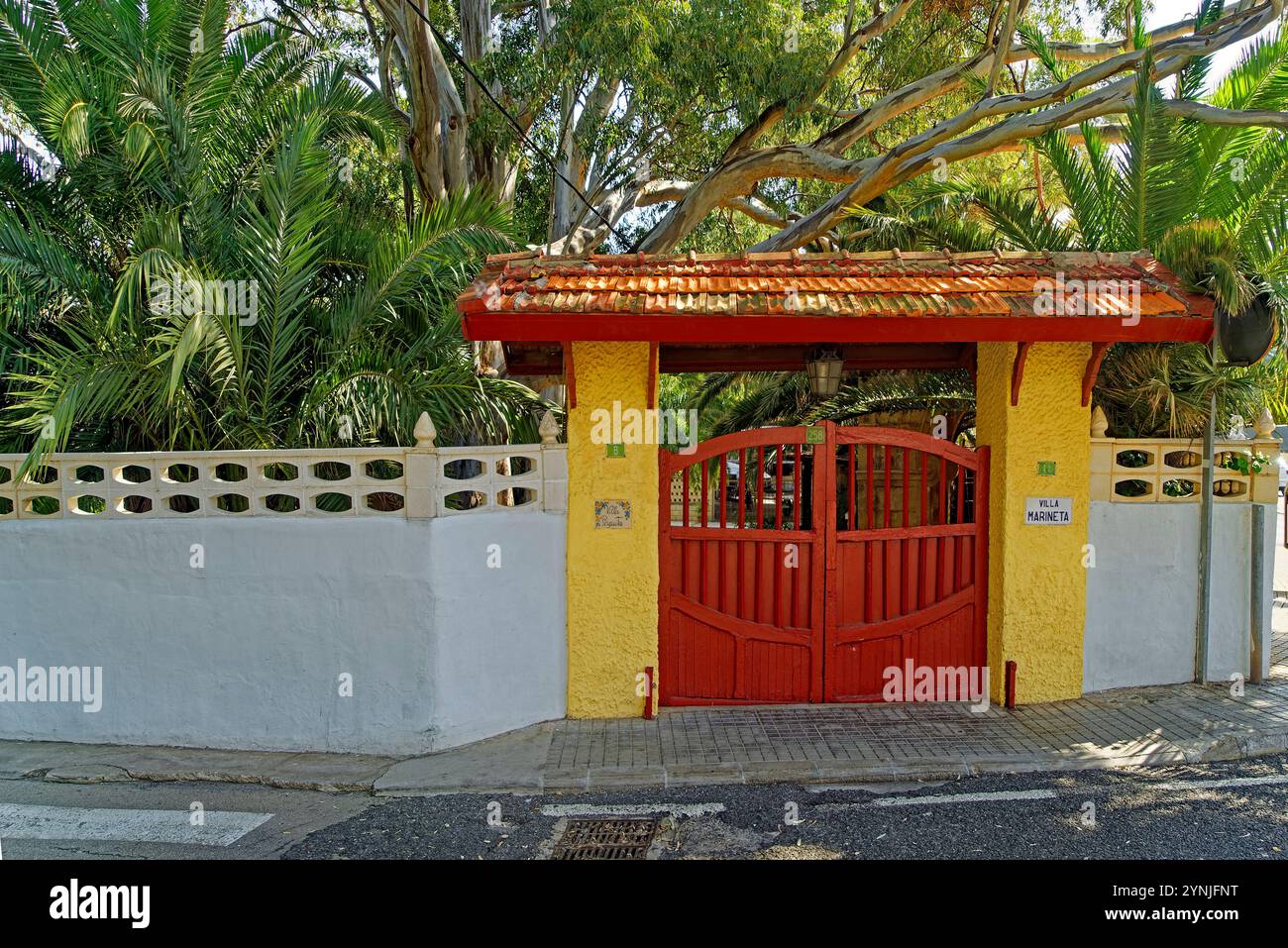 Zaun an villa hi-res stock photography and images - Alamy