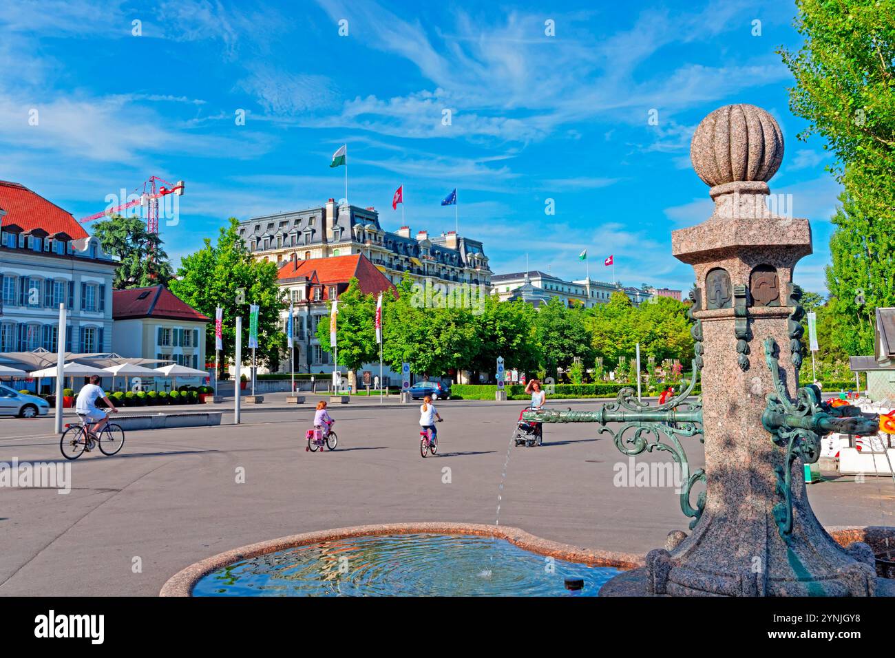 Place du Vieux-Port, Brunnen, Straßenszene Stock Photo - Alamy