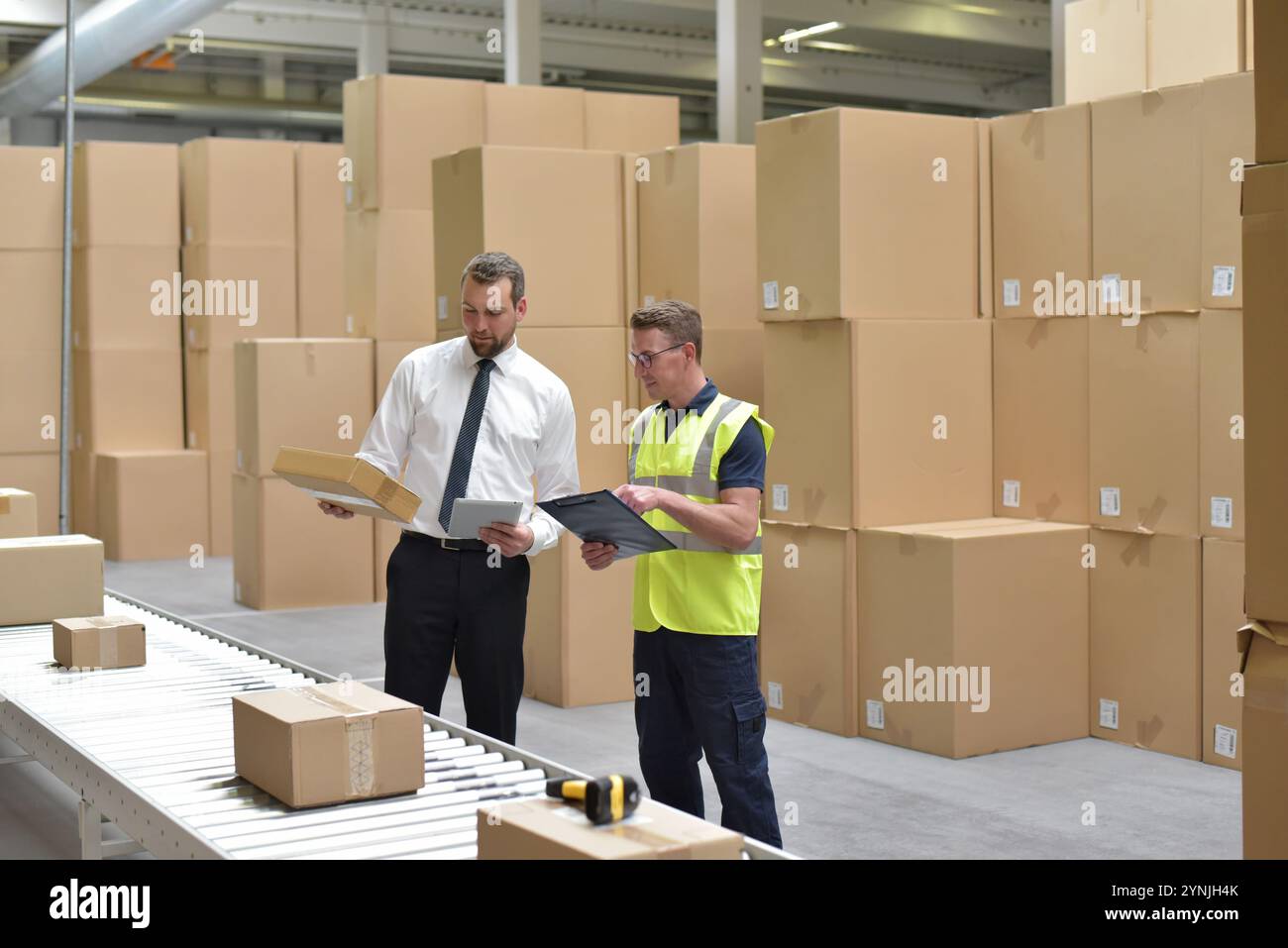 Man processing packages hi-res stock photography and images - Alamy