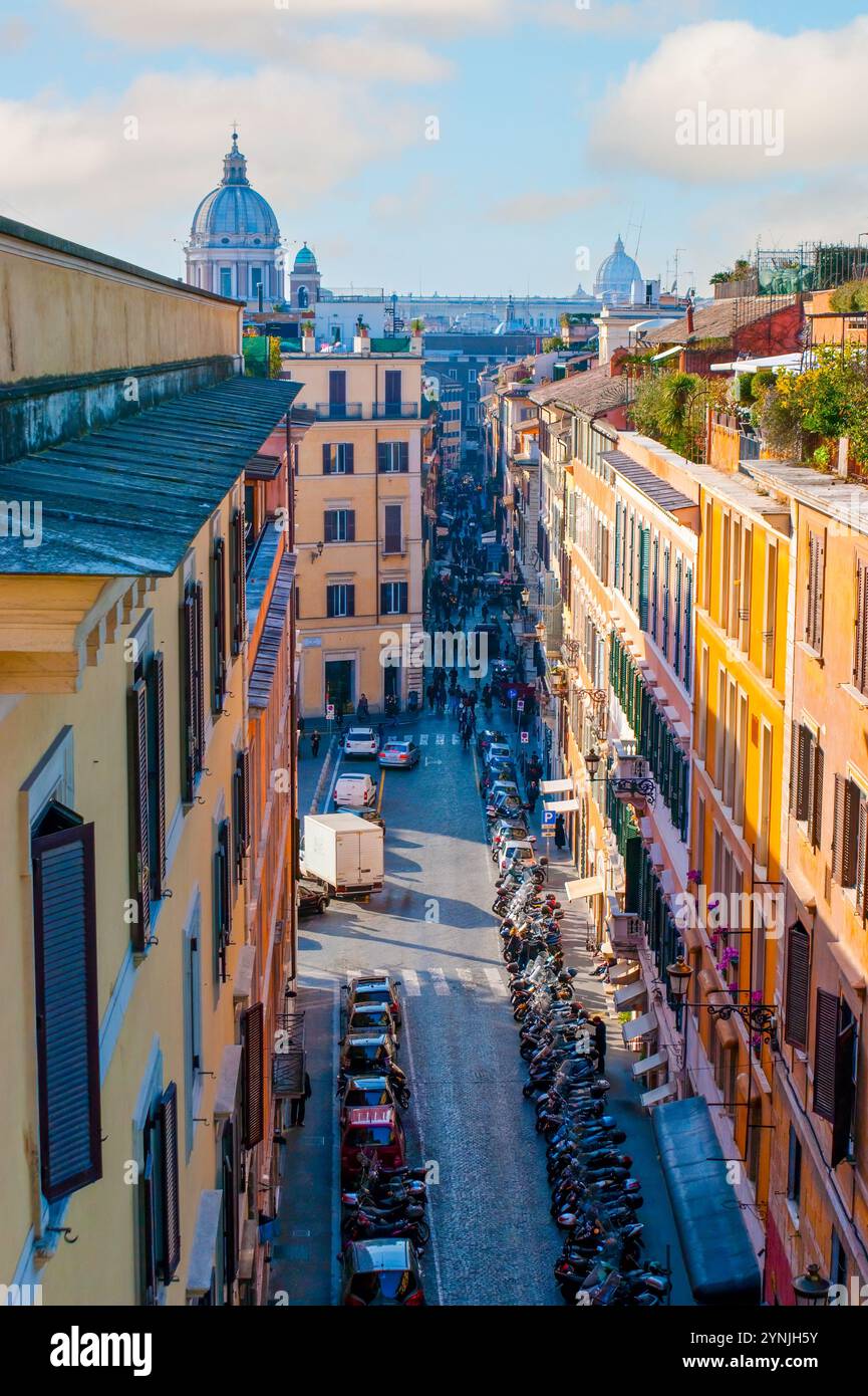 Narrow street with historic townhouses and crowds on Piazza di Spagna ...