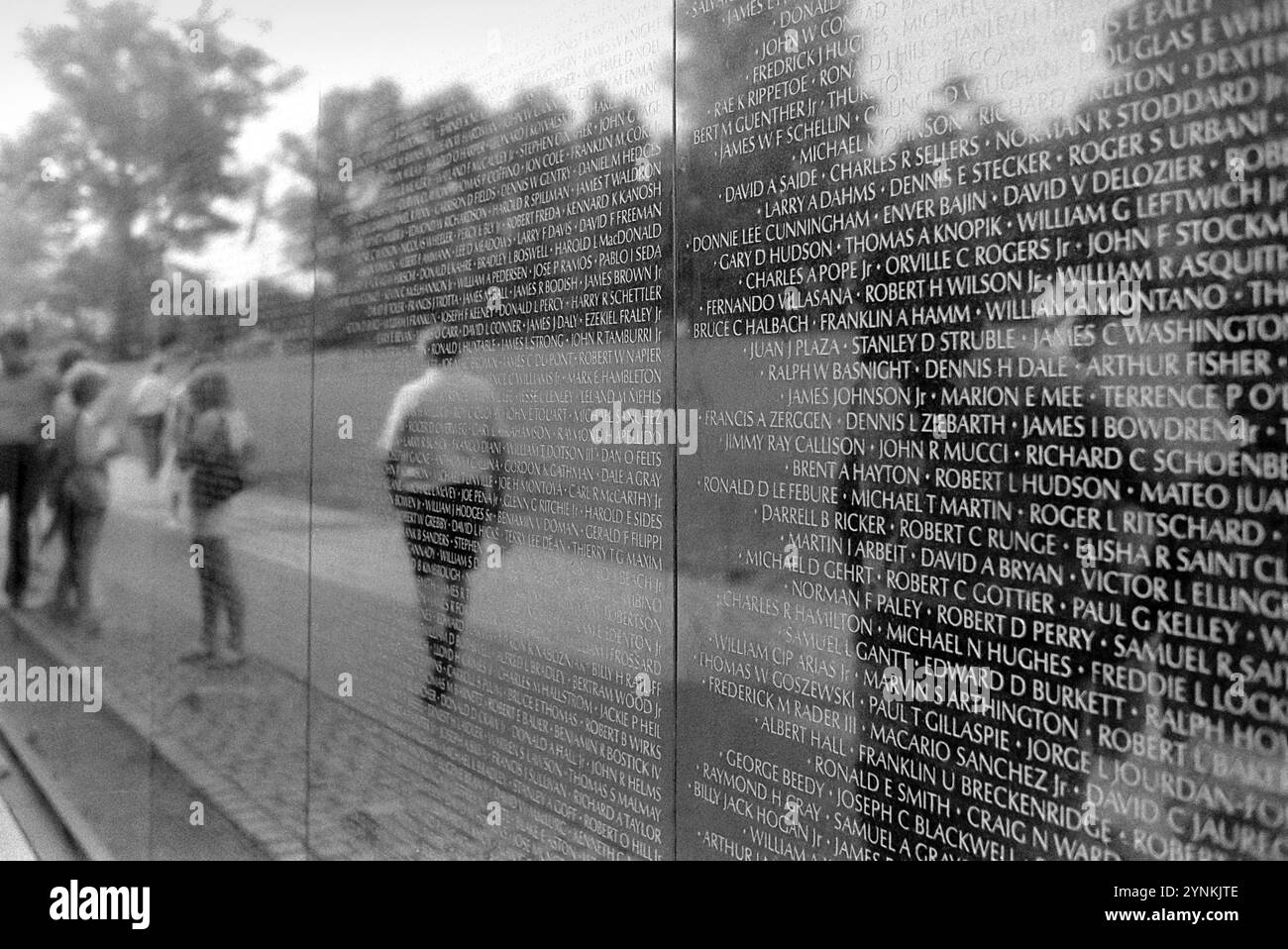 - USA, Washington DC, visitors to the memorial of soldiers died in the ...