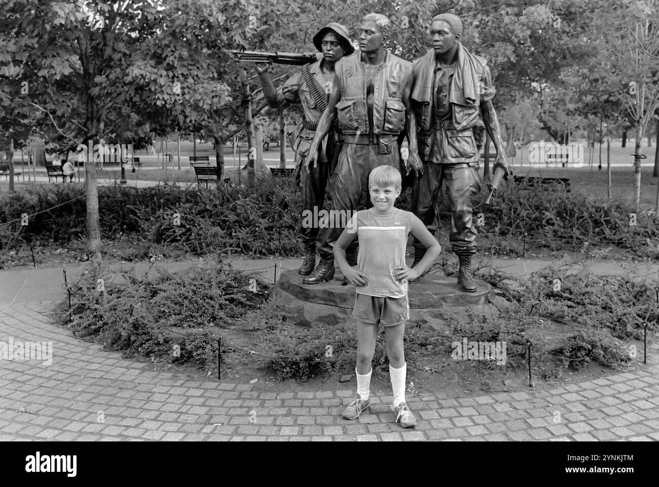 - USA, Washington DC, visitors to the memorial of soldiers died in the ...