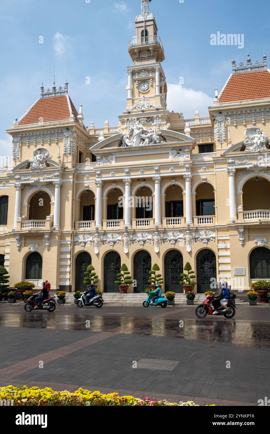 Statue of Ho Chi Minh in front of the Old City Hall Haotel de Ville in ...