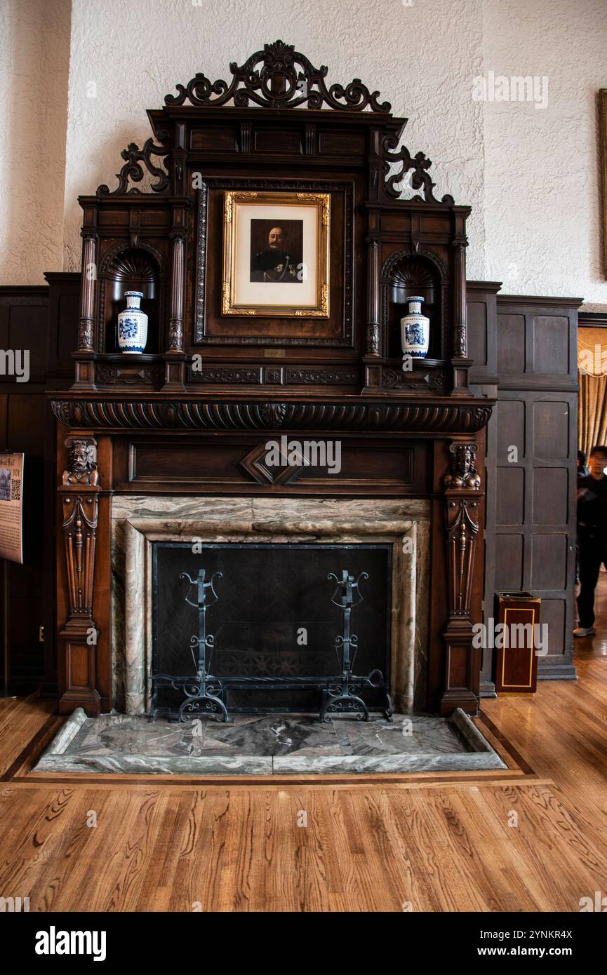 Mansion wood fireplace mantle hi-res stock photography and images - Alamy