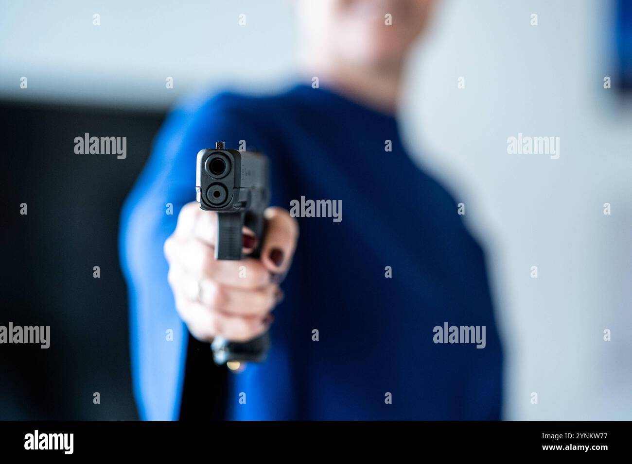 Frau mit Pistole in Angriffshaltung 26.11.24, Idstein: Symbolfoto ...