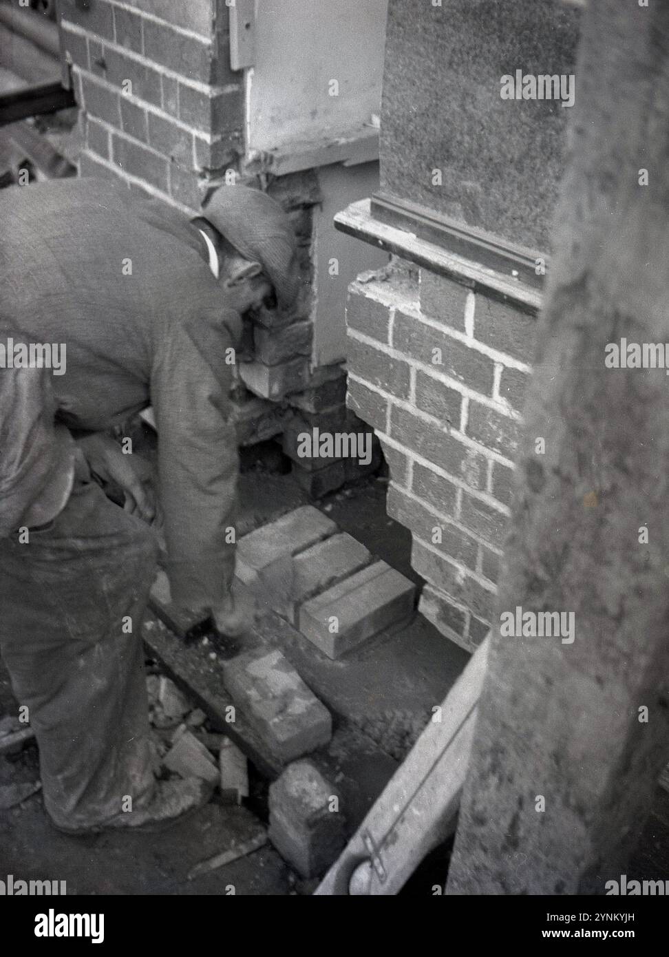 Bricklayer puts bricks wall hi-res stock photography and images - Alamy