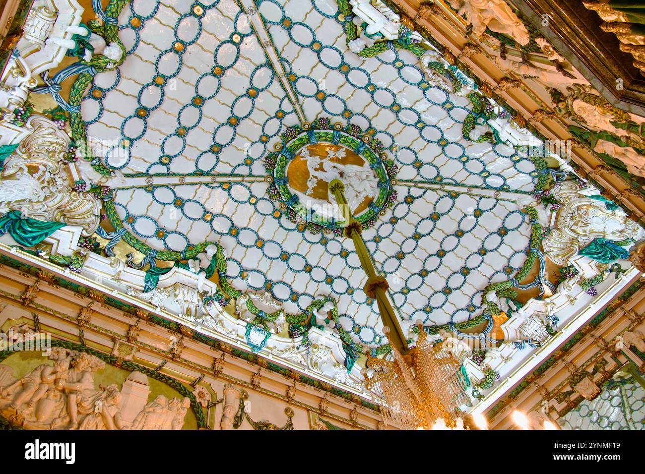 Fábrica de porcelana real hi-res stock photography and images - Alamy