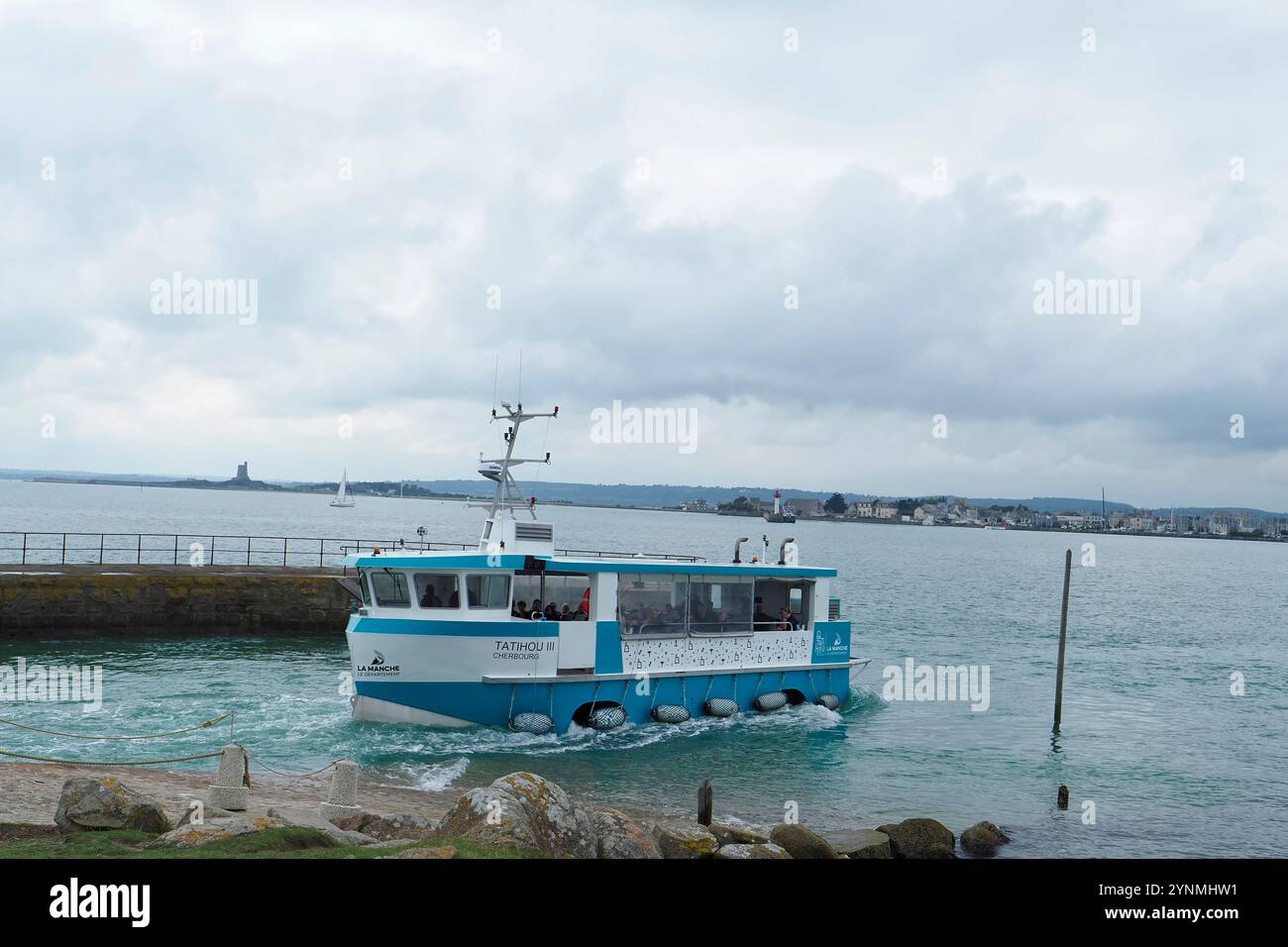 Amphibious boat ferry hi-res stock photography and images - Alamy