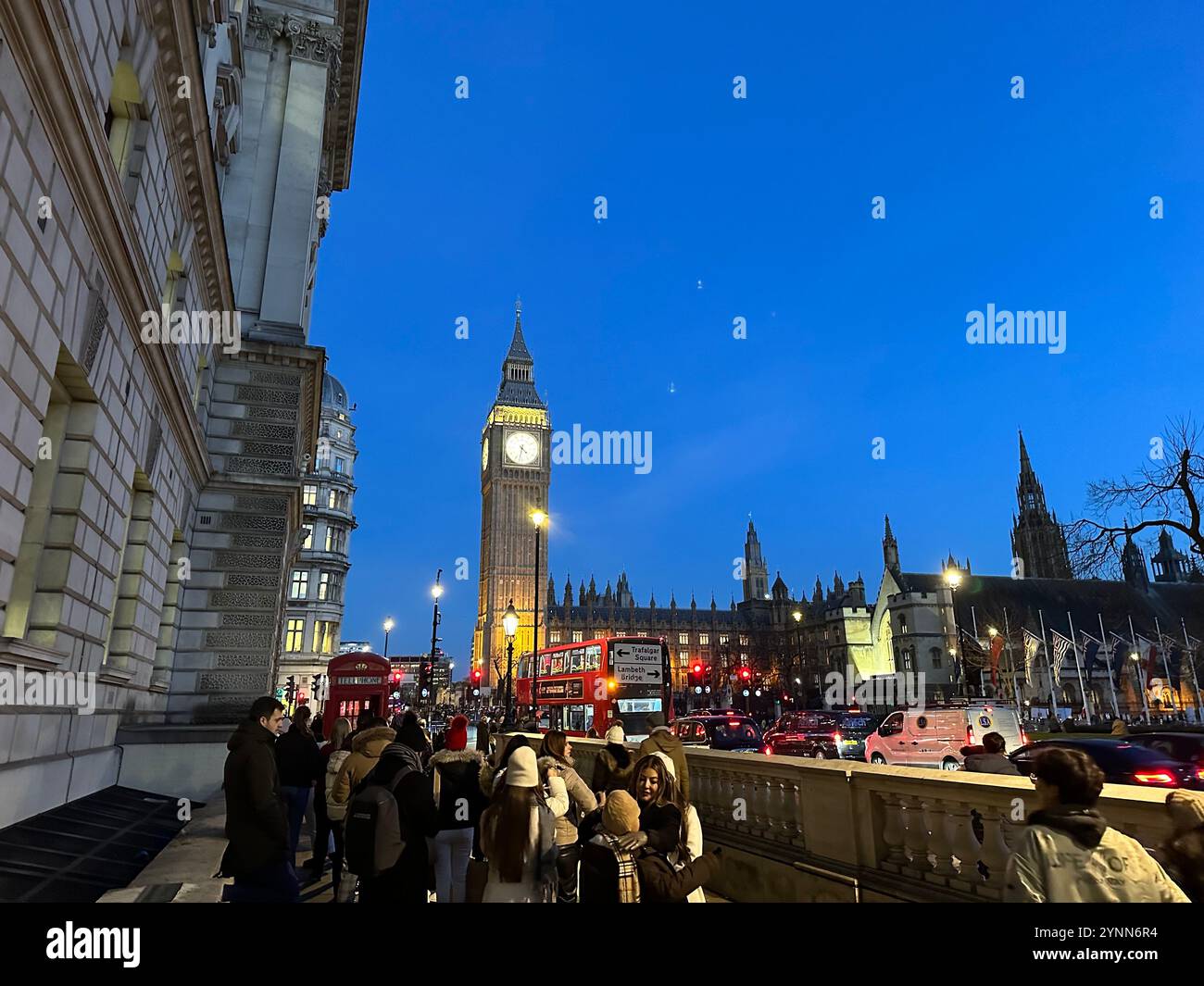 London, Germany. 26th Nov, 2024. People queue for a photo of the ...
