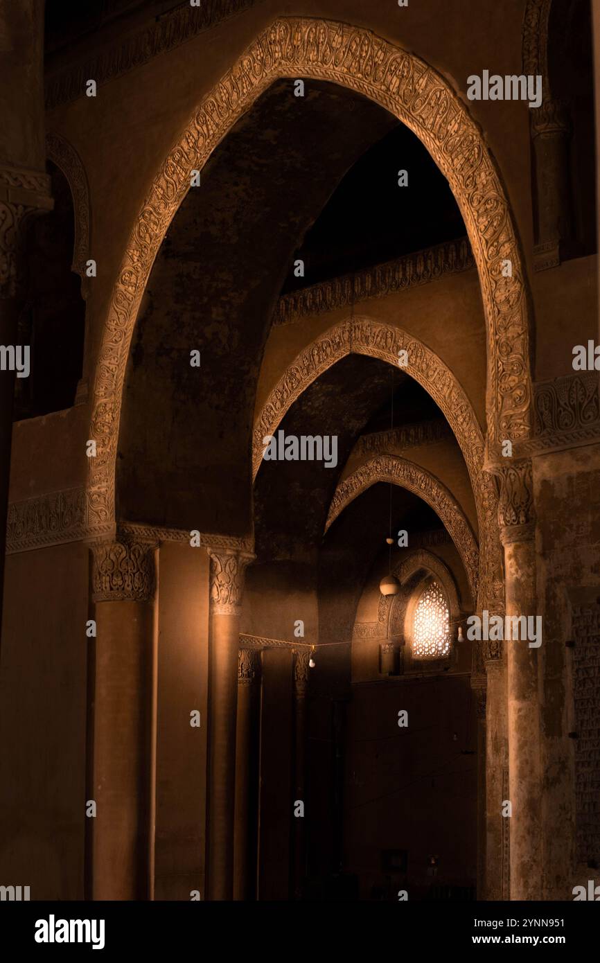 Light rays beams calm loop hi-res stock photography and images - Alamy