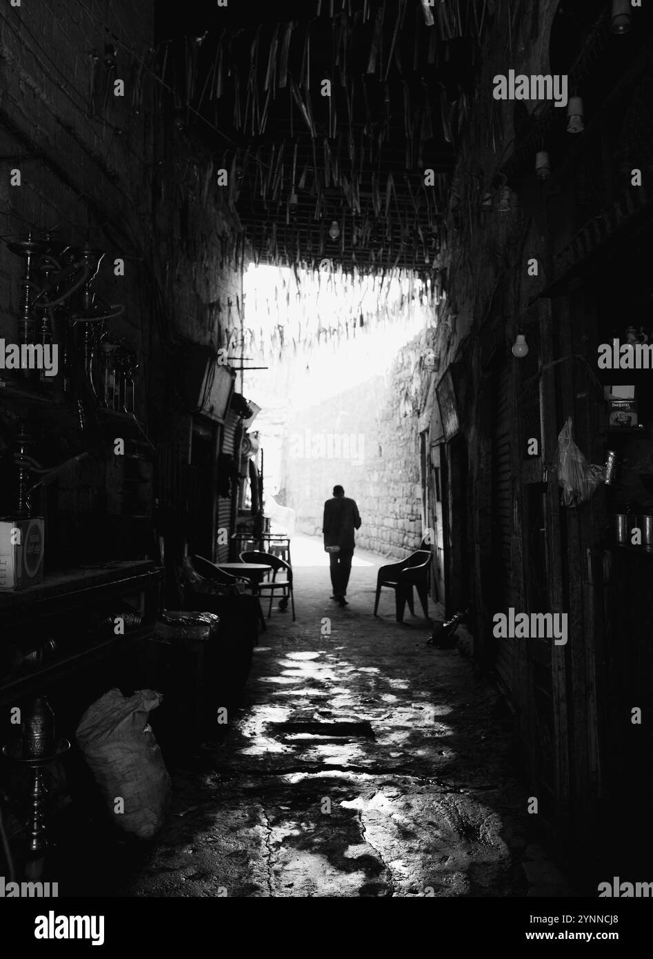 Man walking alleyway hi-res stock photography and images - Alamy