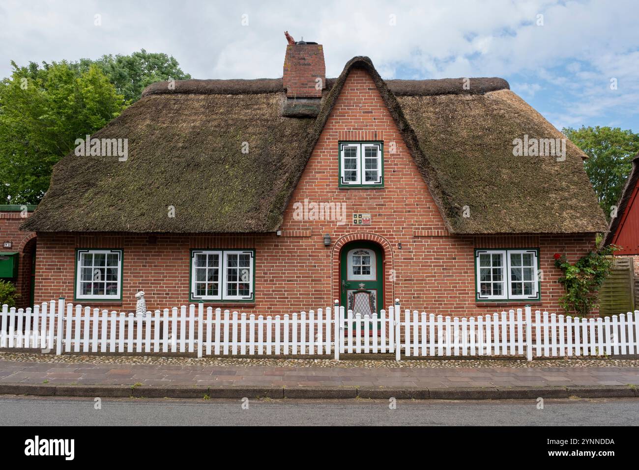 Reed roof house hi-res stock photography and images - Alamy