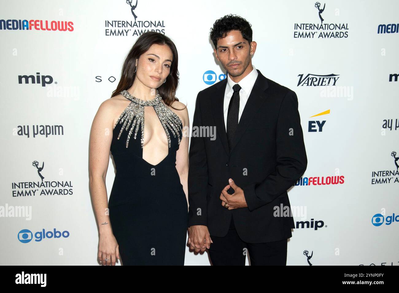 Juliana Aiden Martinez und Begleitung bei der Verleihung der 52. International Emmy Awards 2024 ...
