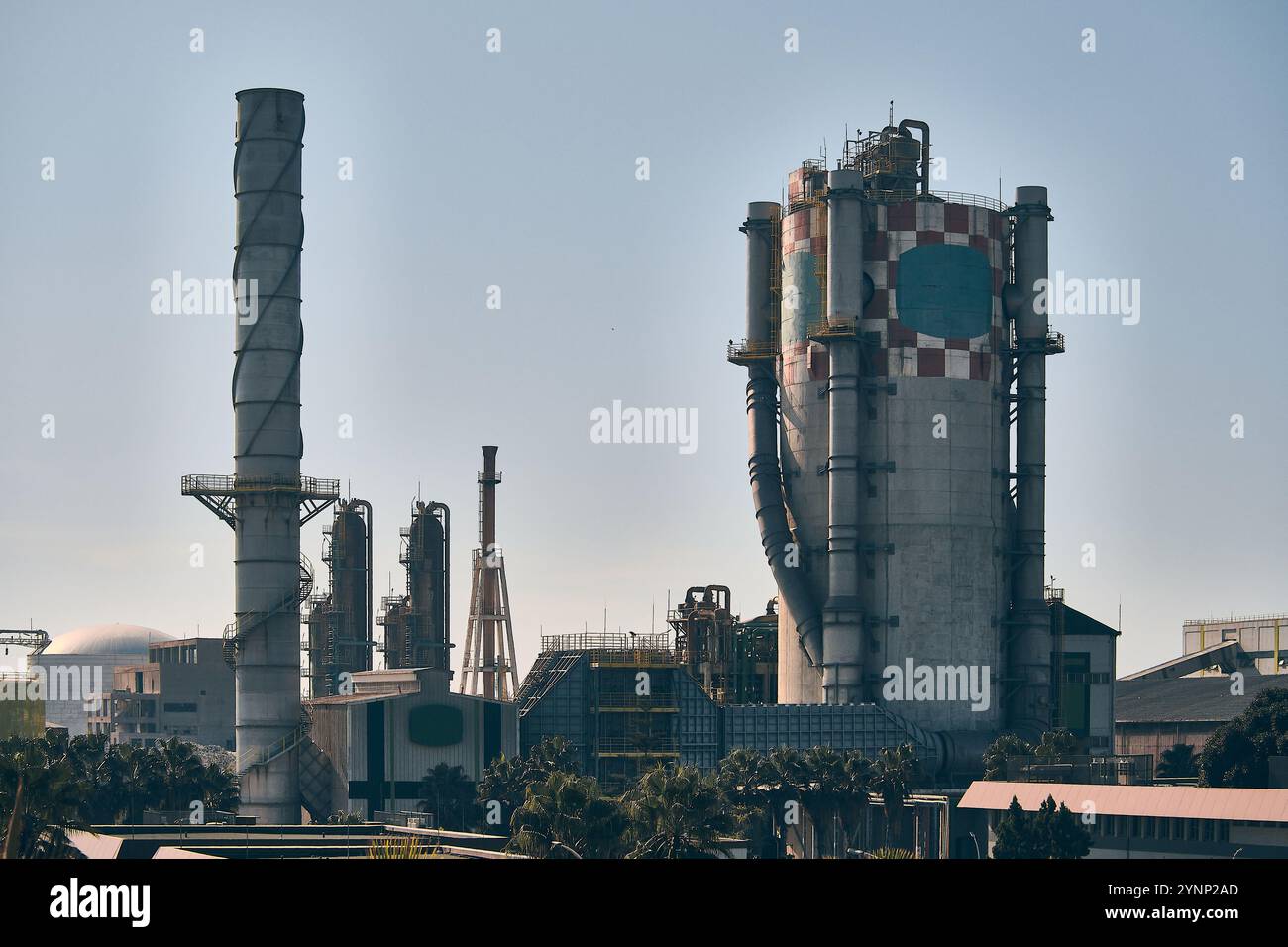 Structures of refinery plant Stock Photo - Alamy