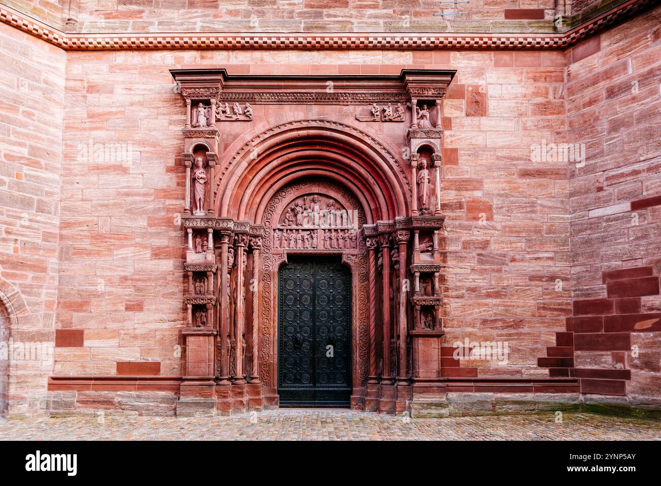 North transept facade hi-res stock photography and images - Alamy
