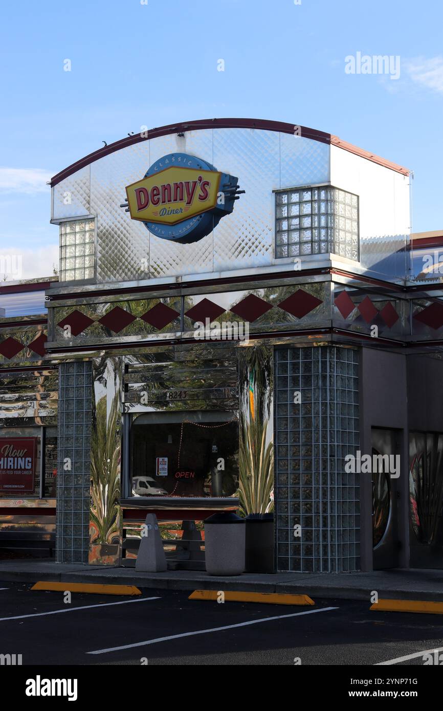 Dennys restaurant exterior hi-res stock photography and images - Alamy