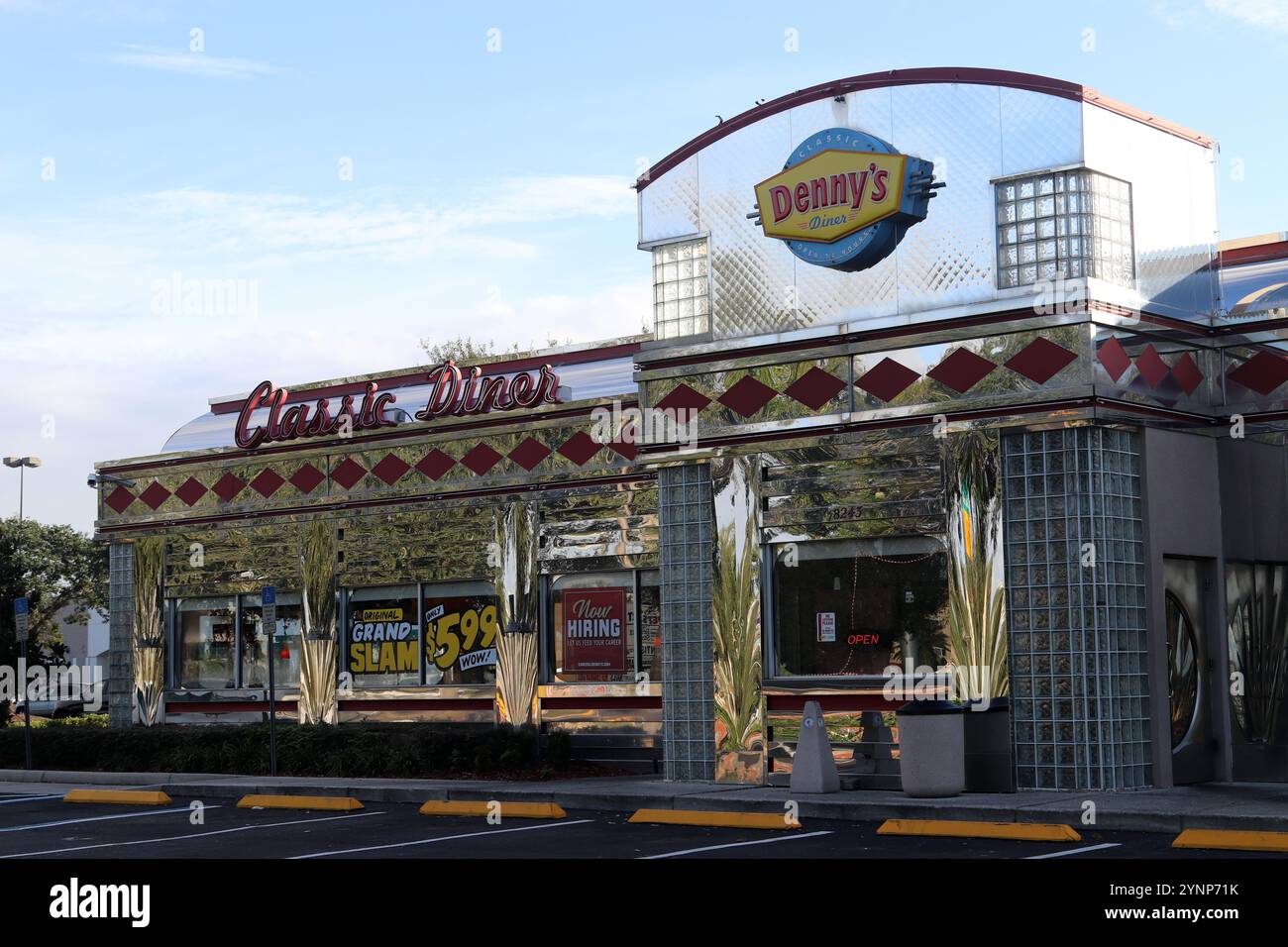 Dennys restaurant exterior hi-res stock photography and images - Alamy